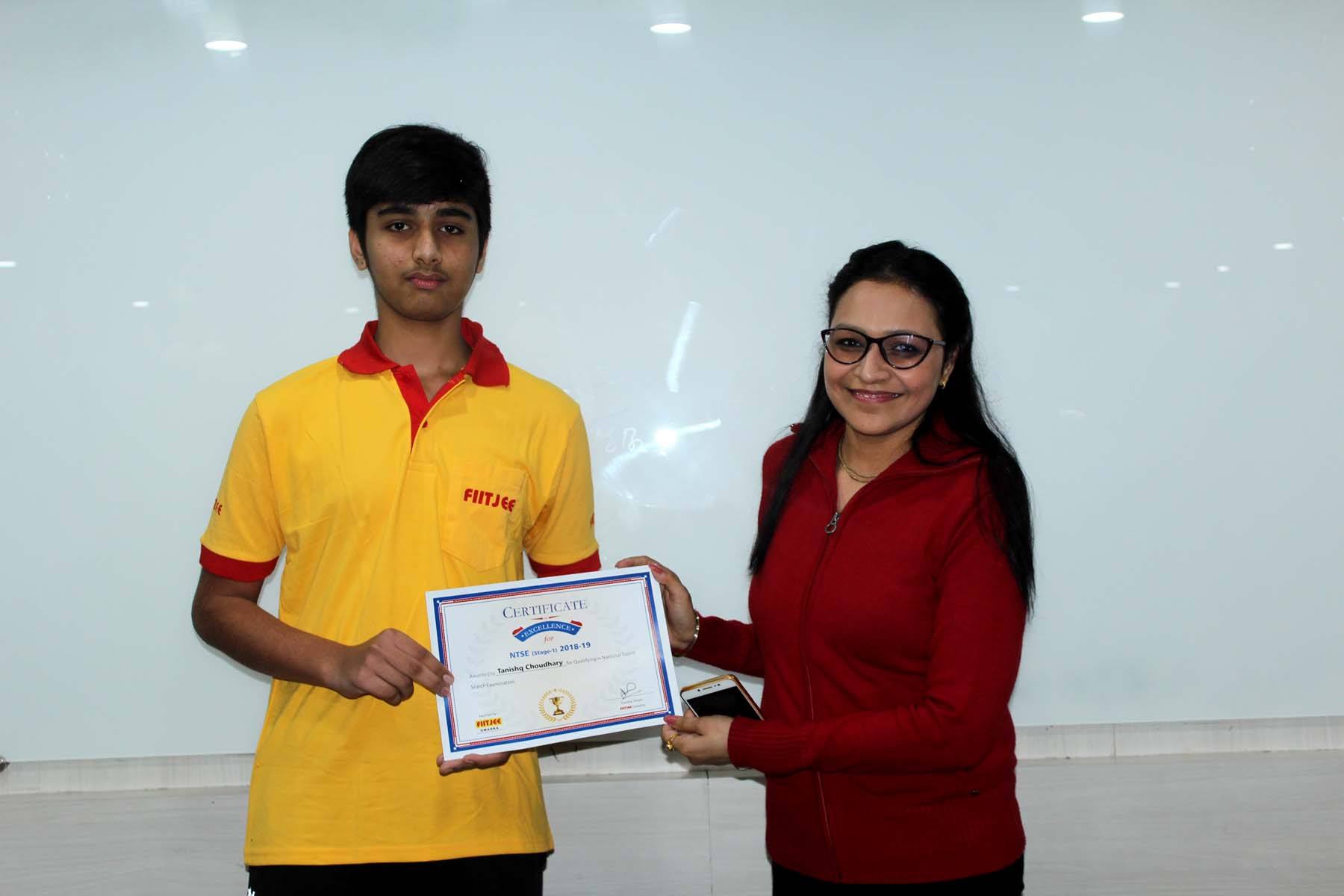 FIITJEE Dwarka: Courses & Fees