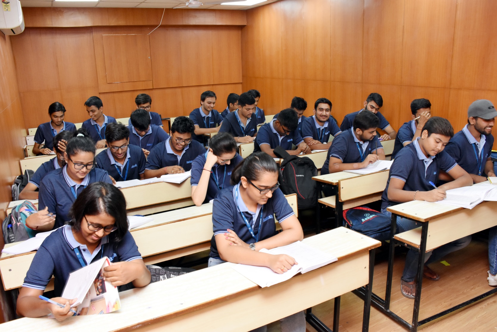 Aakash Institute Delhi: Fee, Contact, Courses, Reviews, Hostels