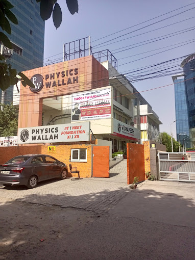 Physics Wallah Noida: Fees 2025, Contact Number, Reviews, Courses