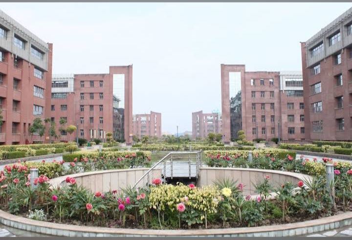 Amity University Noida Hostel Fees 2025, Facilities, Rooms, Food, Photos